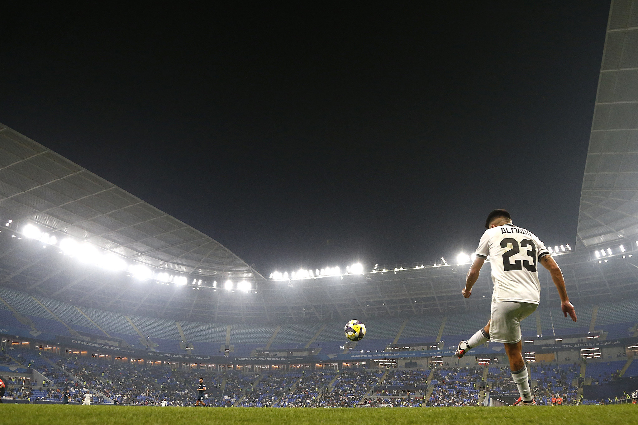 Almada confirma saída do Botafogo e acerto com outra equipe de Textor