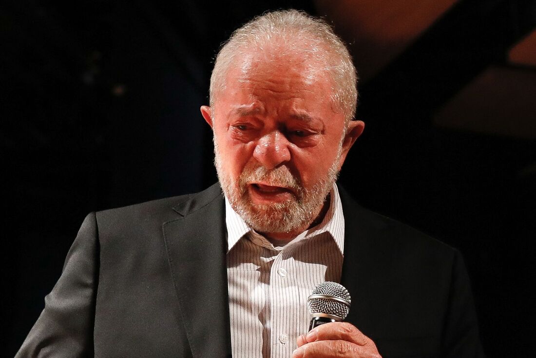 Lula chora em lançamento de programa para favela e relembra infância