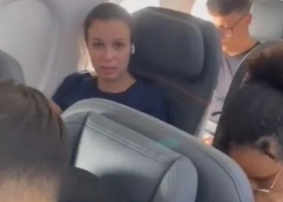 Mãe rompe o silêncio e fala sobre confusão por assento em voo Mãe rompe o silêncio e fala sobre confusão por assento em voo