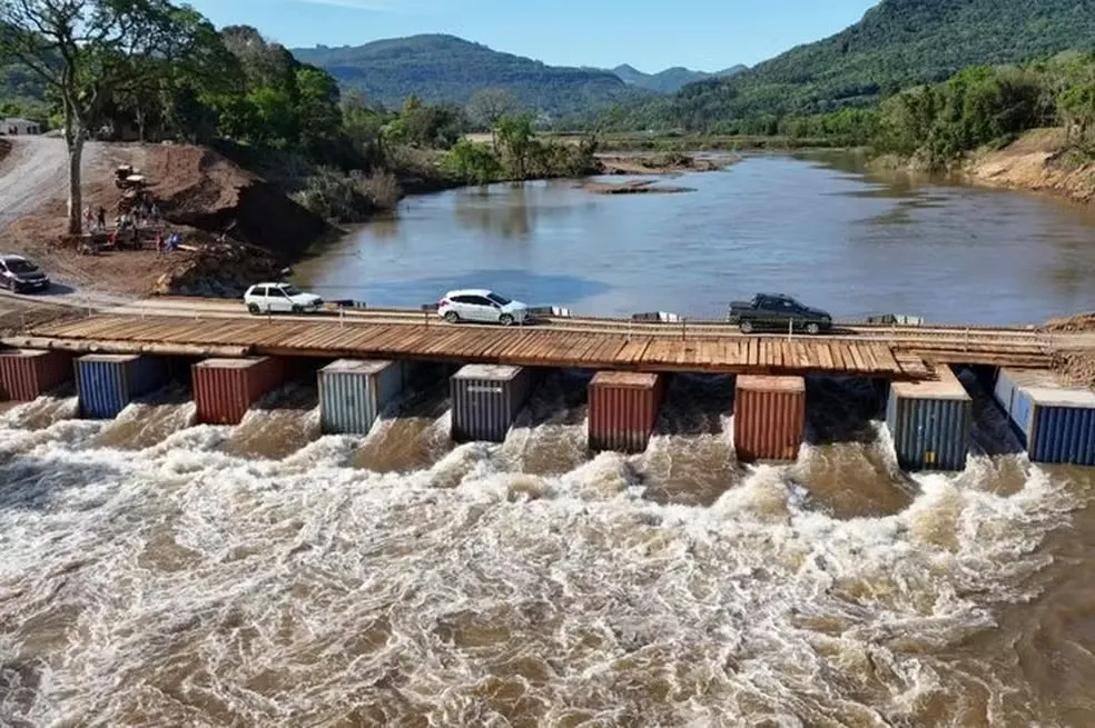 Ponte construída após enchente no RS é levada por correnteza