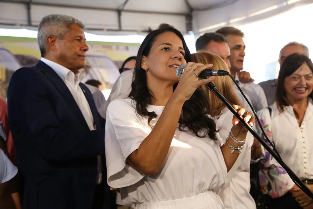 Rowenna comemora entrega de 417 ônibus escolares na Bahia: “Dia histórico”