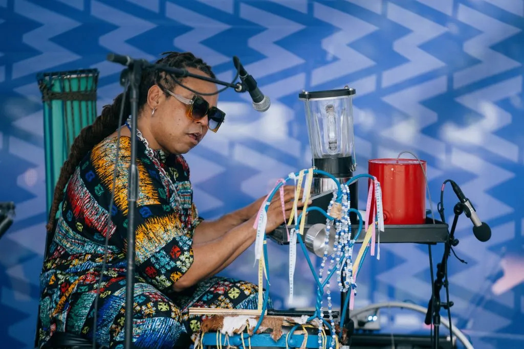 Dendê e Banda fazem arrastão com instrumentos percussivos reciclados