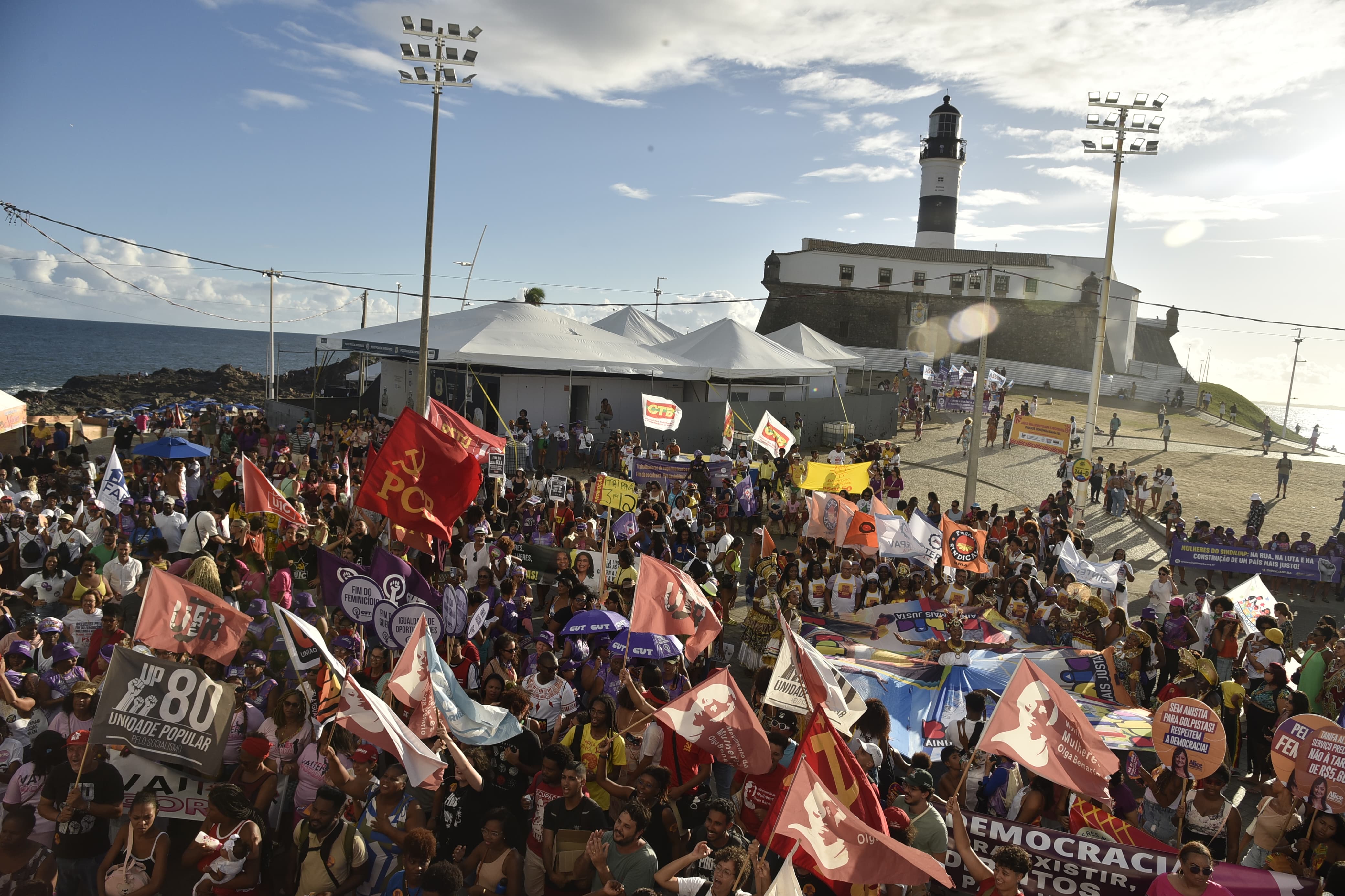 Em Salvador, mulheres marcham contra a violência de gênero na Barra