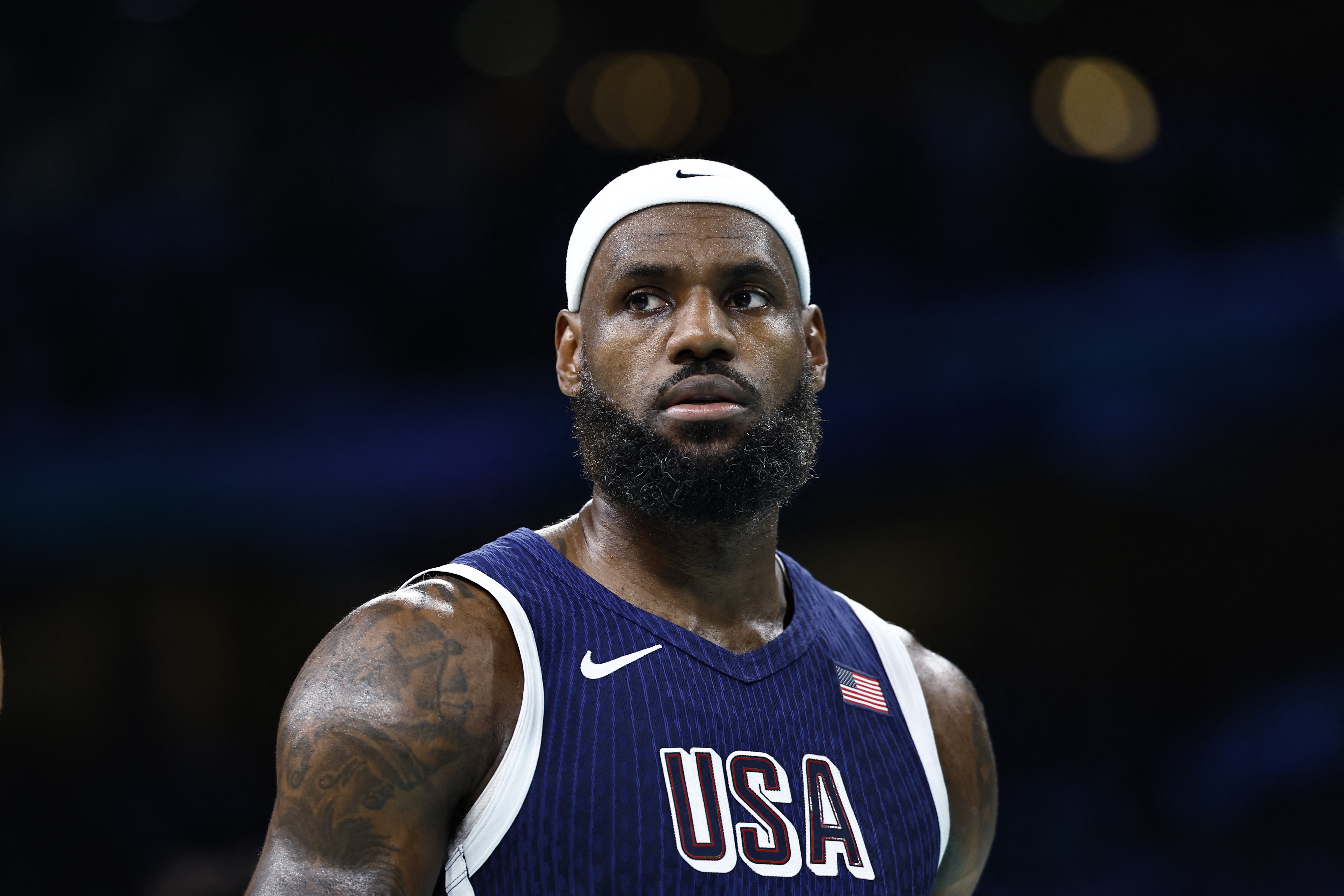 LeBron James comemora seus 40 anos em meio a um futuro incerto