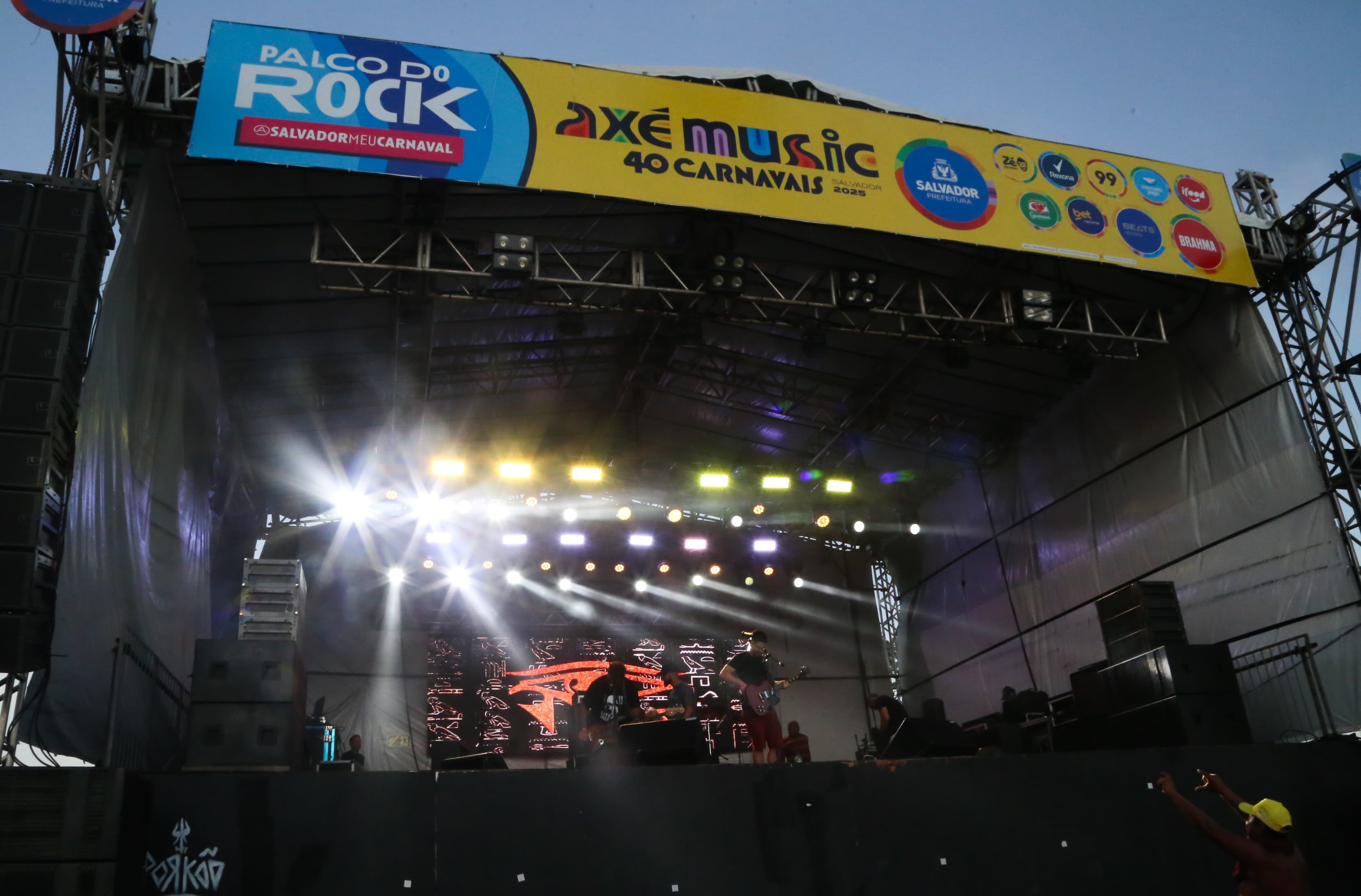 Palco do Rock reúne legião de roqueiros na Praia de Piatã