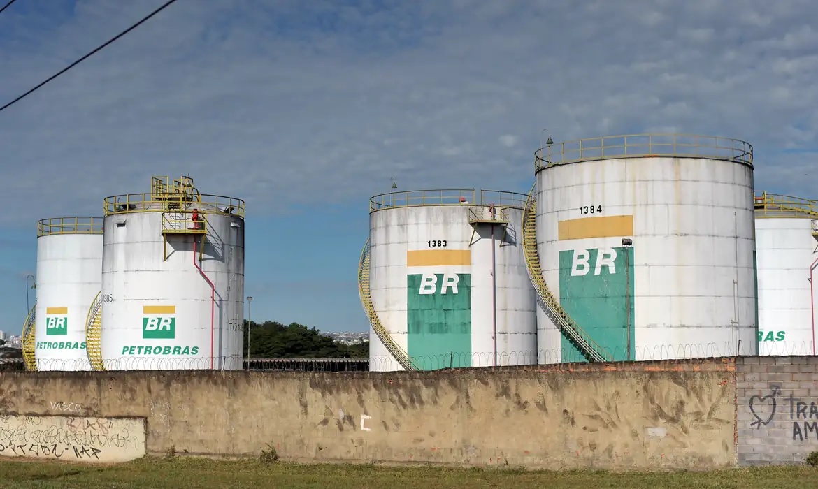 Petrobras reajusta preço do diesel nas distribuidoras