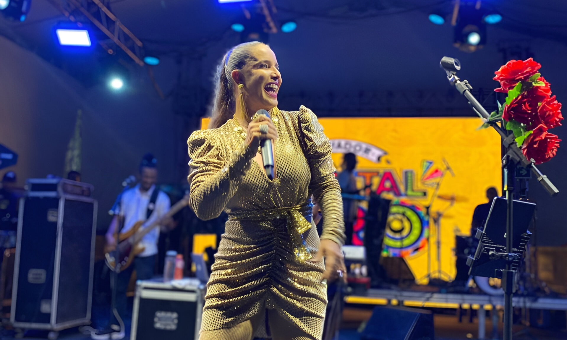 Sarajane faz show gratuito no Pelourinho