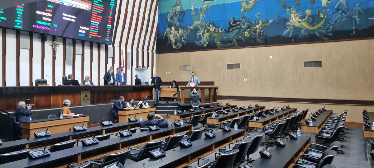 Apenas seis deputados comparecem ao plenário da Alba nesta quarta