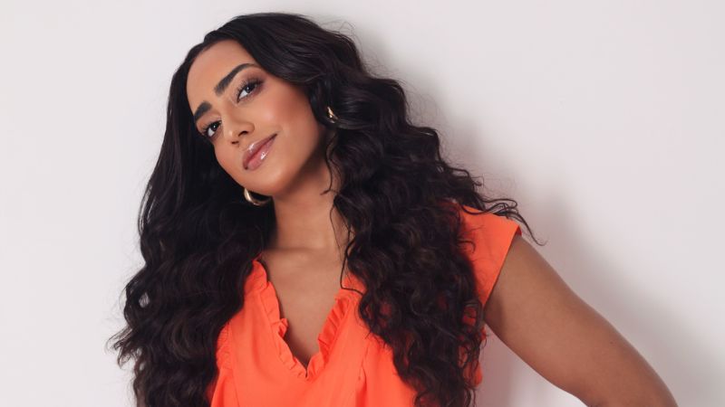 Cantora Letícia sobe ao palco do Colaboraê, no Rio Vermelho