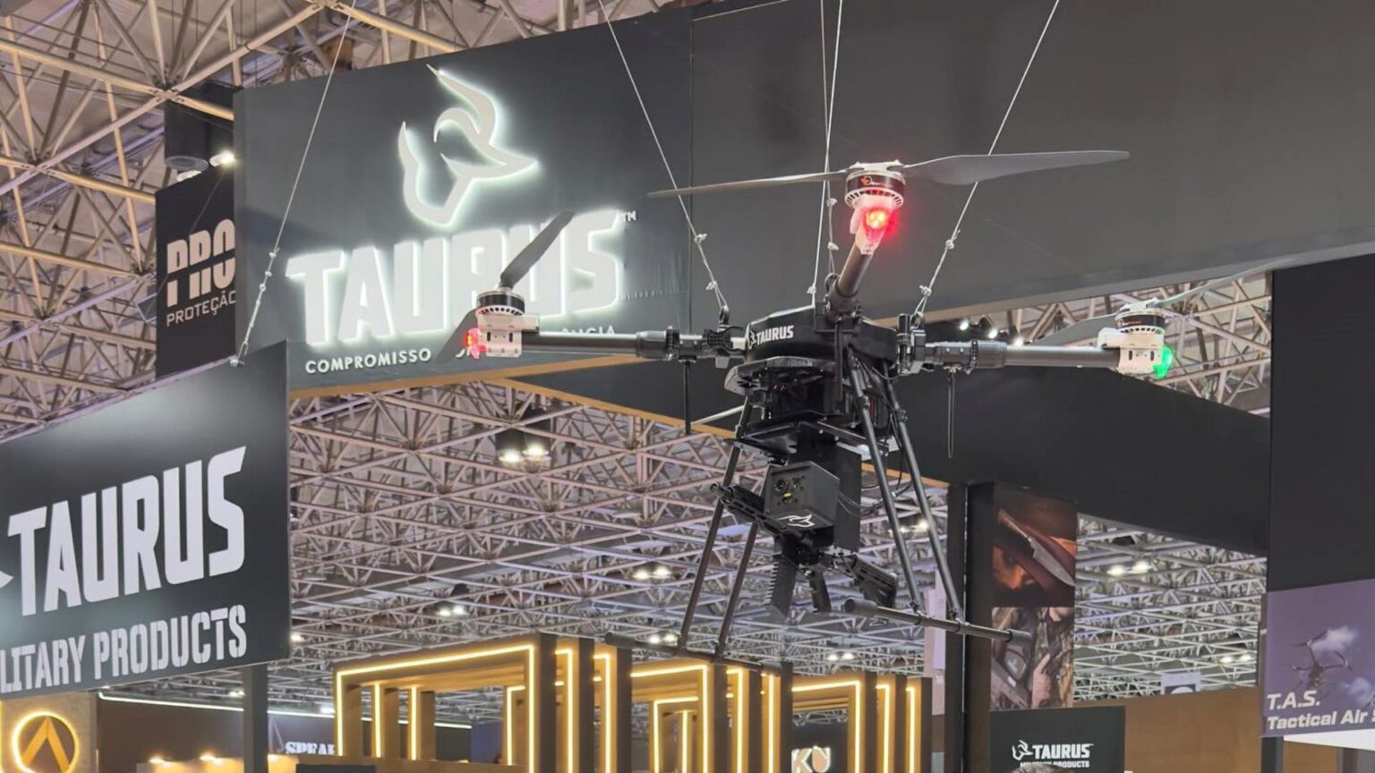 Drone que pode ser equipado com fuzil e metralhadora é lançado