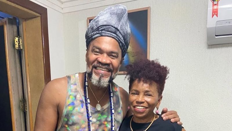 Emocionado, Carlinhos Brown elogia Wanda Chase: “uma grande ativista"