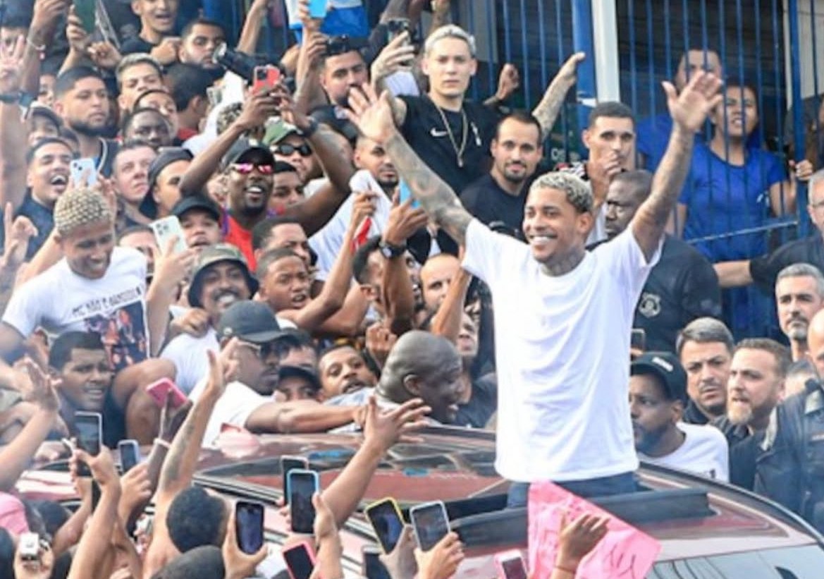 MC Poze: agressões e spray de pimenta marcam saída do cantor da prisão