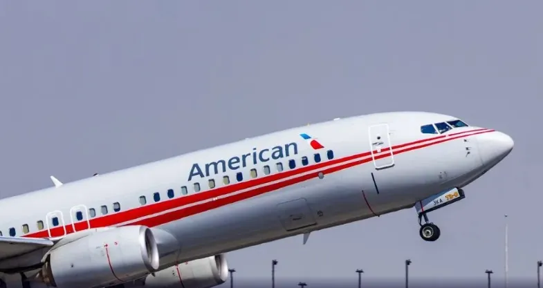 Mensagem em celular faz voo da American Airlines retornar ao aeroporto
