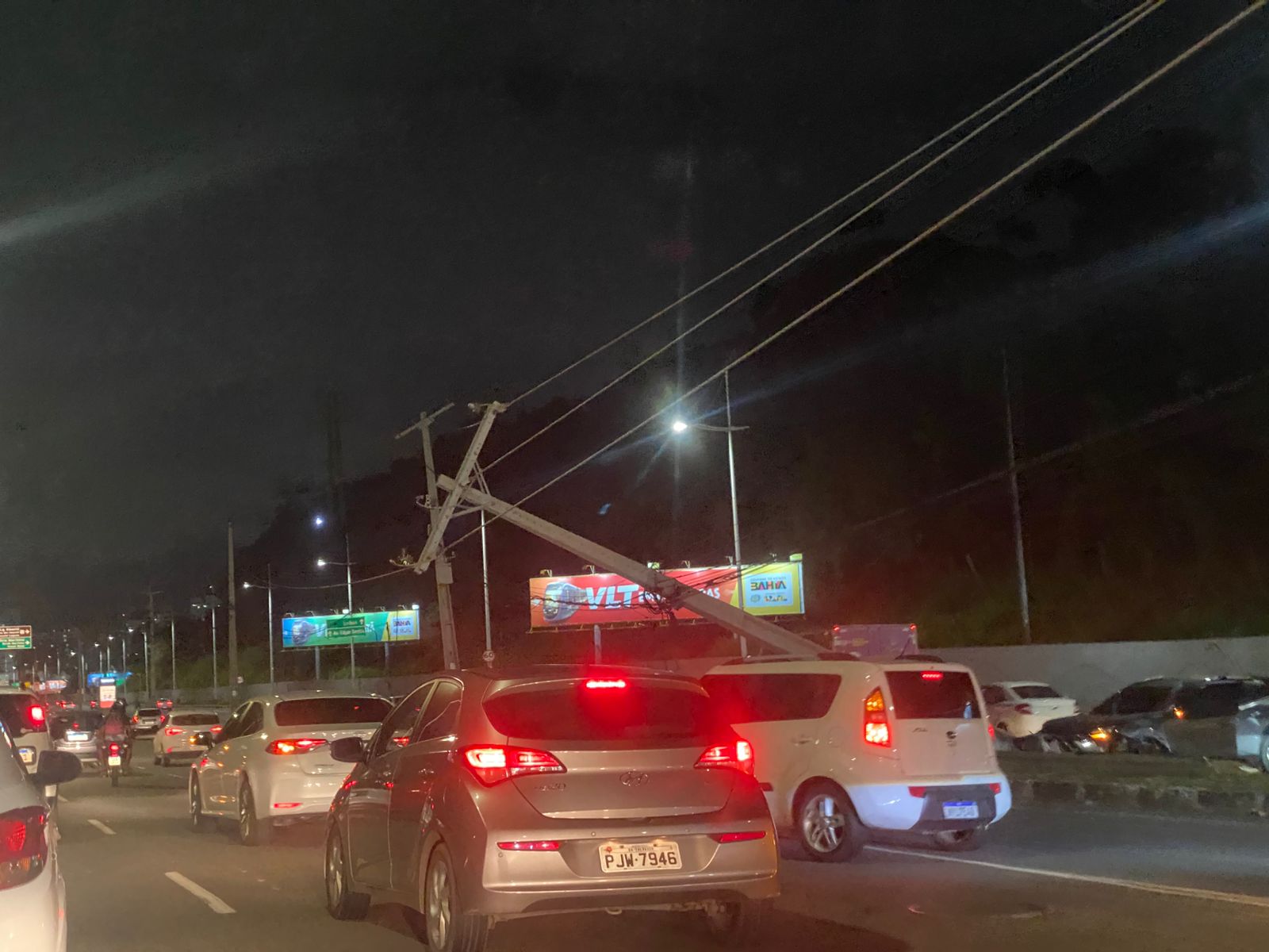 Acidente: carro bate em poste e deixa região do Imbuí sem energia