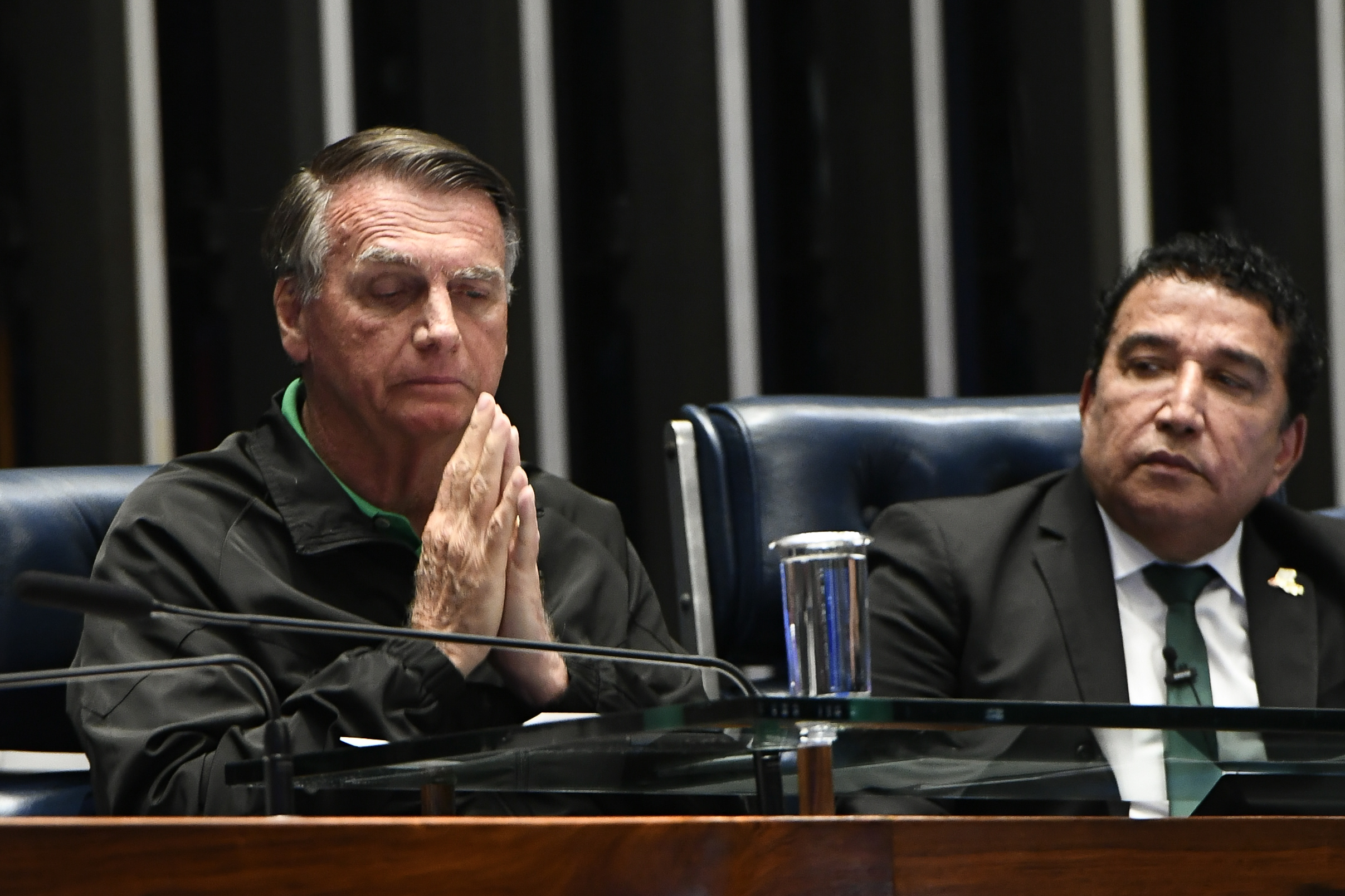 Bolsonaro chora e pede orações por ele durante sessão no Senado