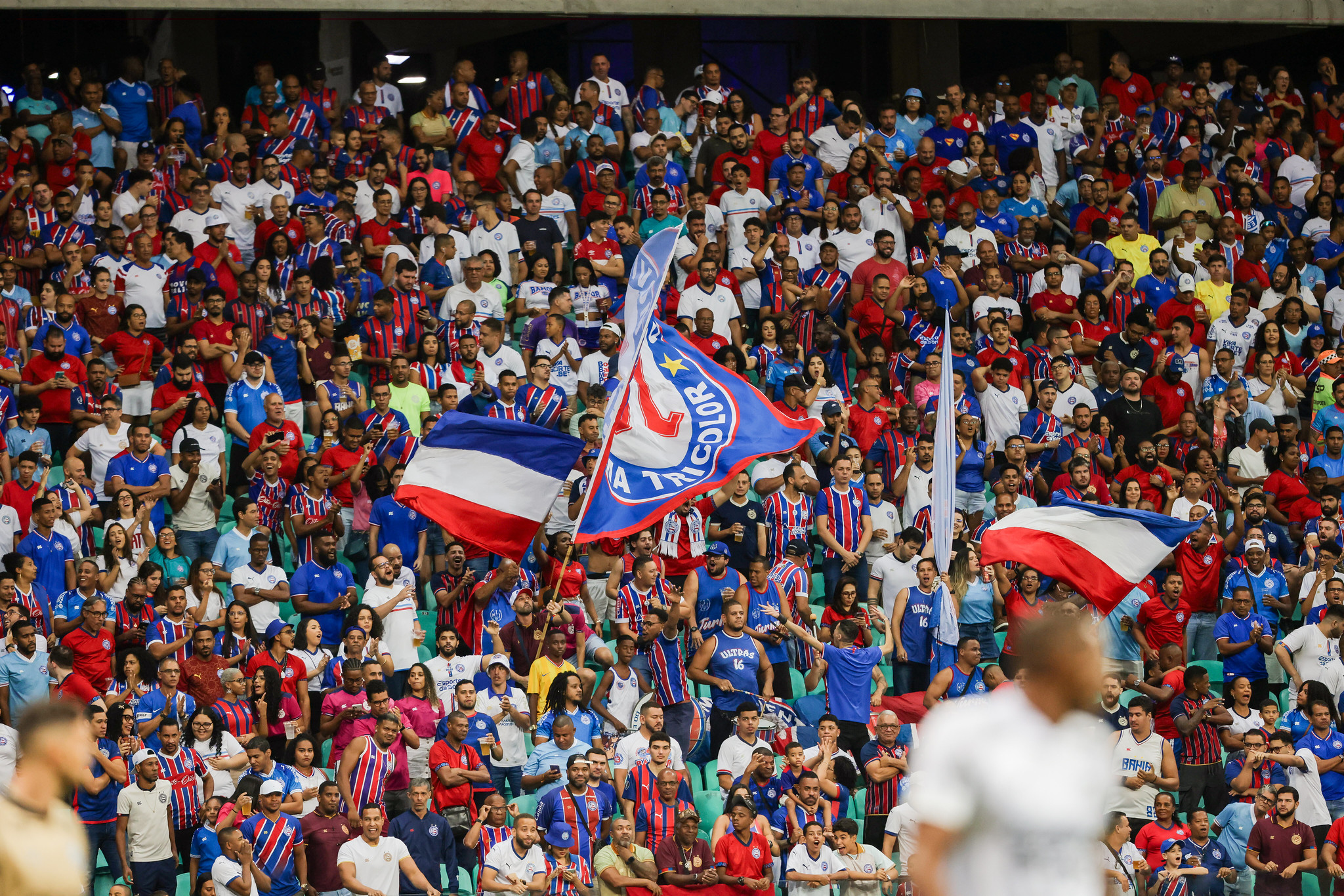 Gandula vira herói da torcida com lance decisivo no triunfo do Bahia