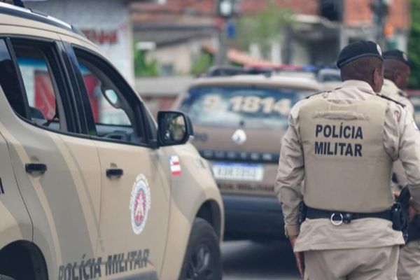 Barcos e helicóptero: operação da PM ocupa Gamboa e mira facções