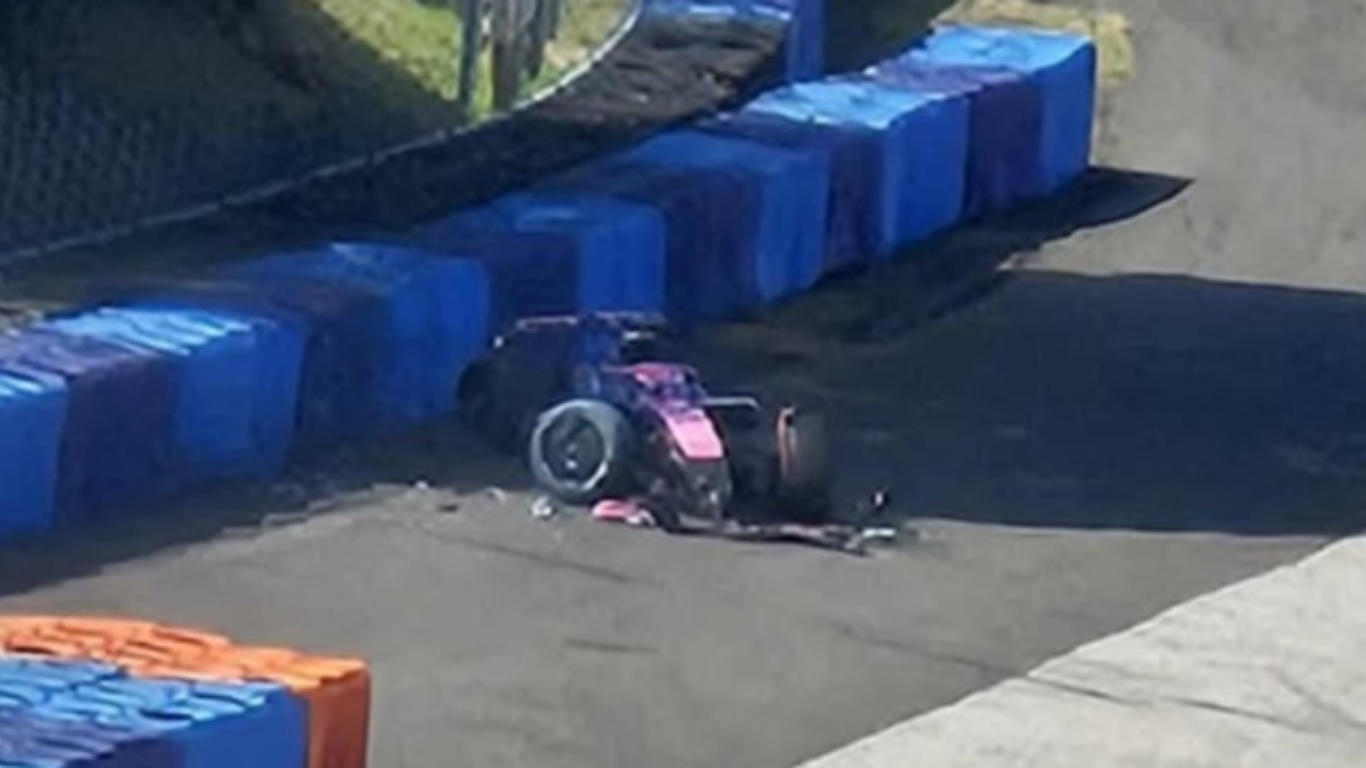 Piloto da Fórmula 1 sofre acidente grave e destrói carro da equipe