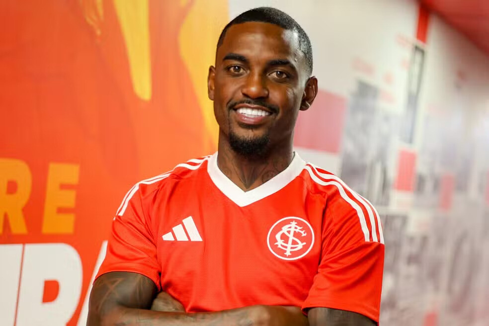 Vitória anuncia contratação de novo lateral-esquerdo; veja quem é