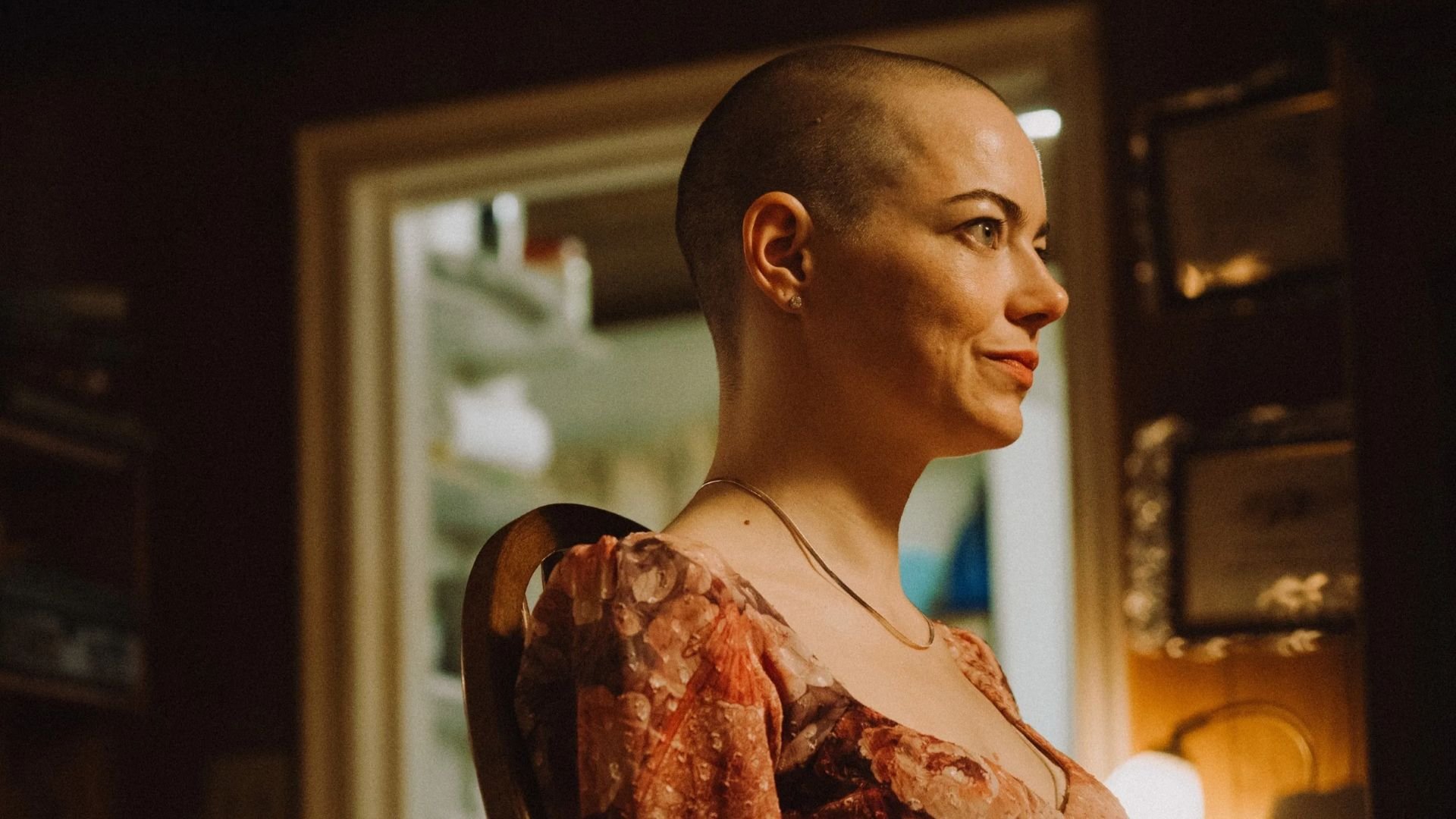 Filme de Emma Stone tem pré-estreia só para quem raspar a cabeça