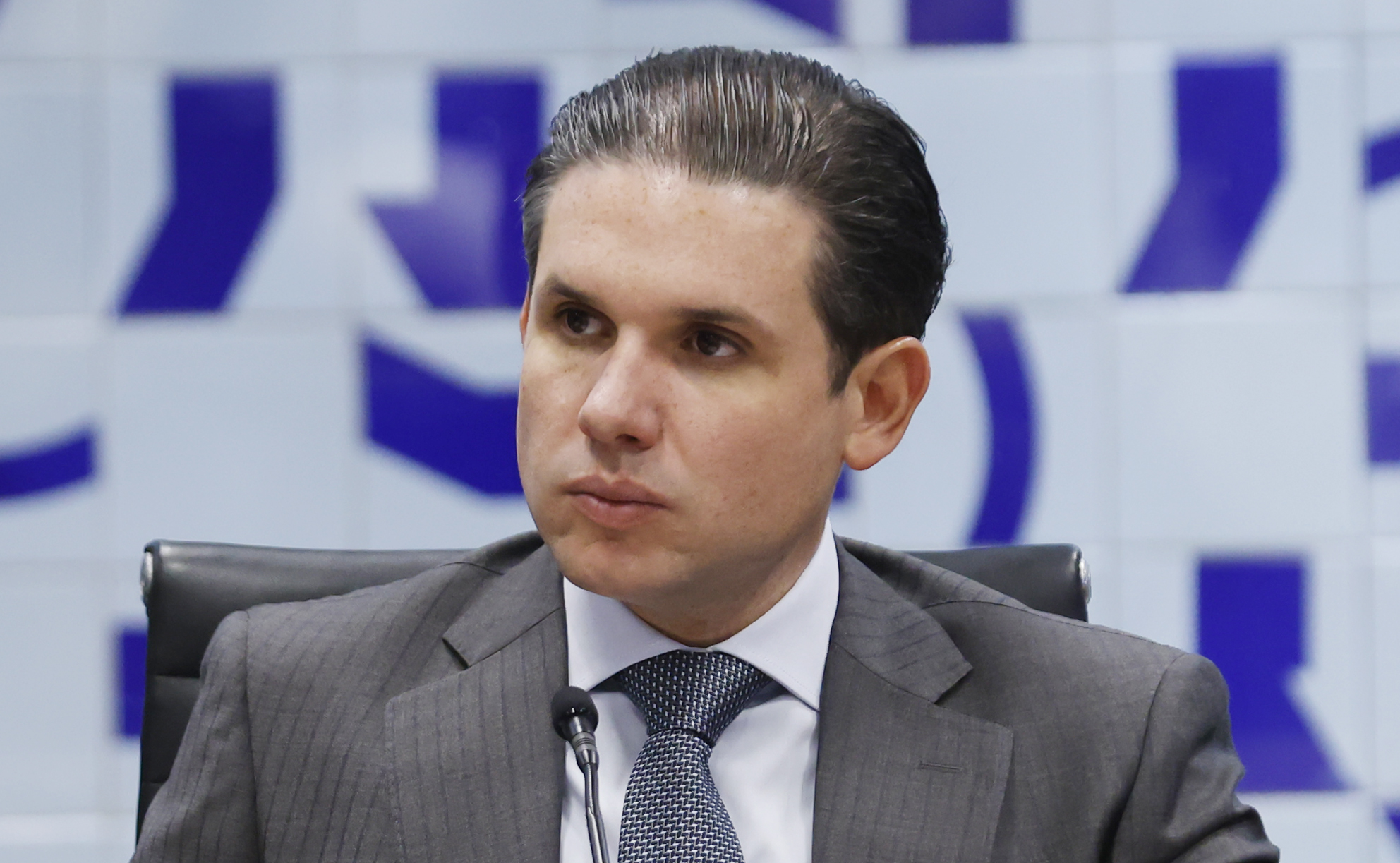 Motta exclui PT e PL e articula bloco do Centrão com 275 deputados