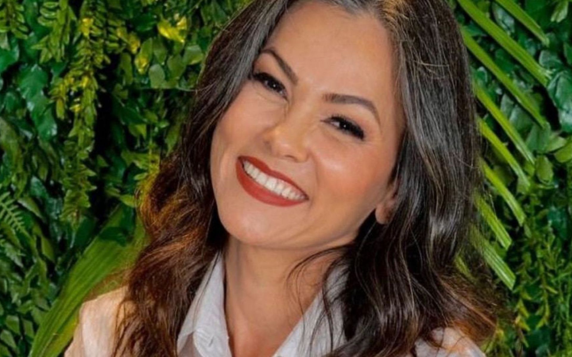 Suzana Alves surge como tiazinha após 20 anos