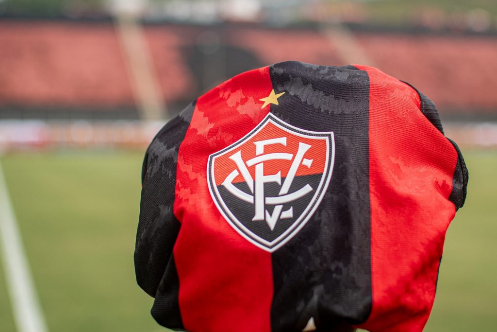 Ex-Vitória faz gol por Seleção e é eleito esportista do ano