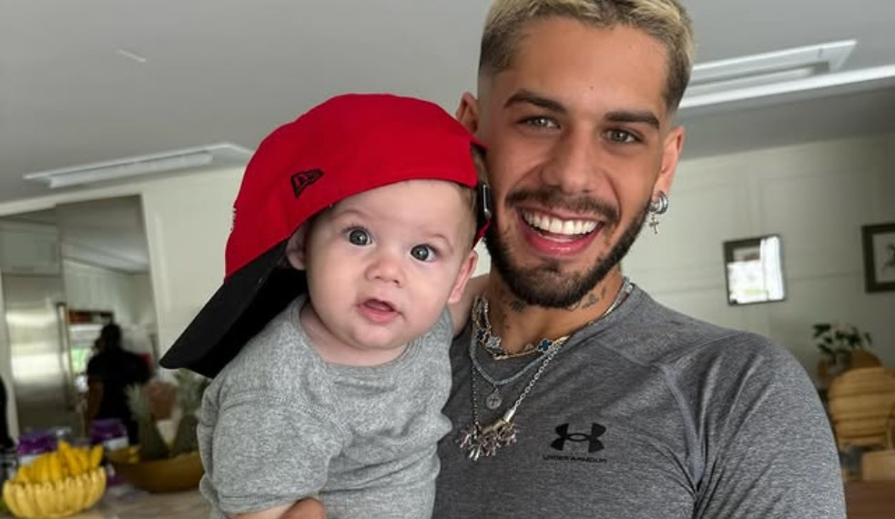 Zé Felipe causa polêmica ao surgir dirigindo com o filho no colo