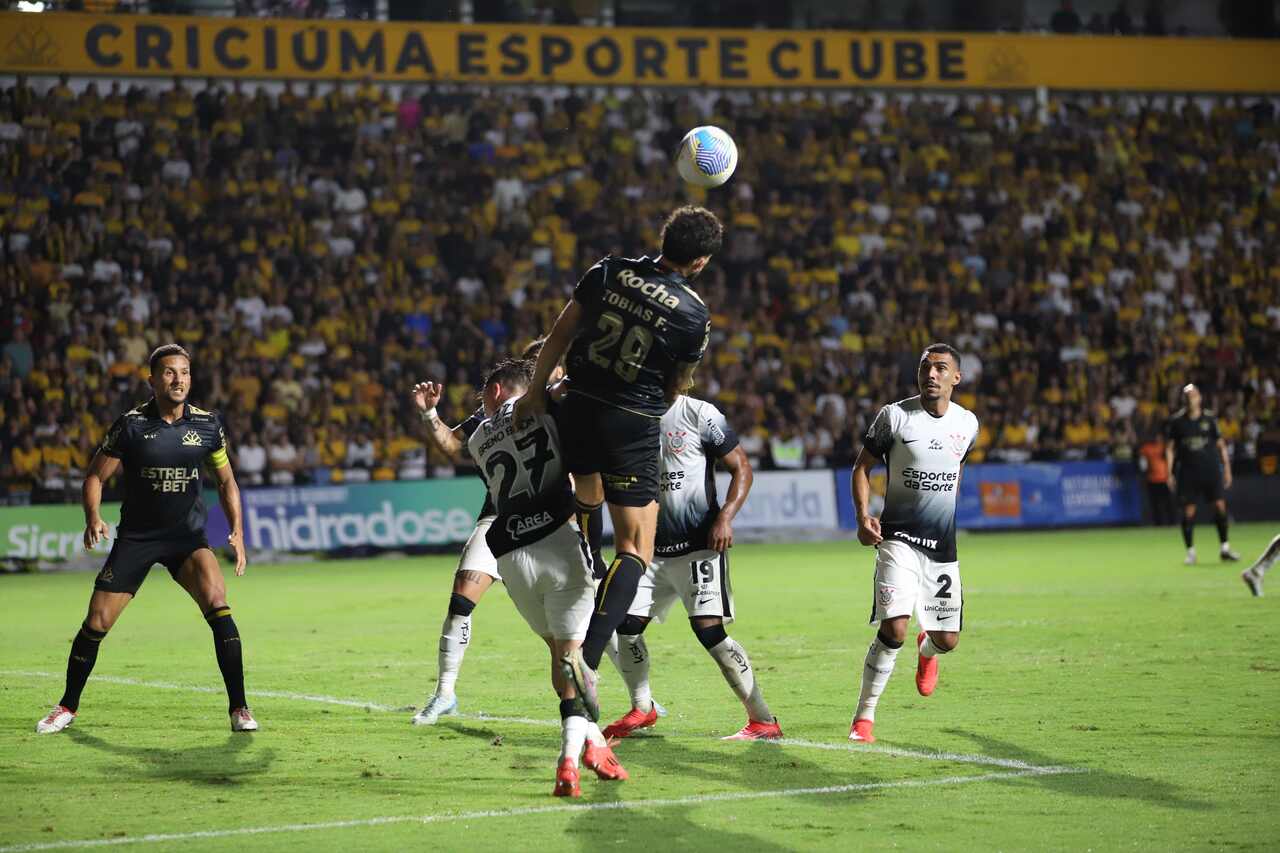 Campeão da Copa do Brasil precisa vender ônibus em meio a crise