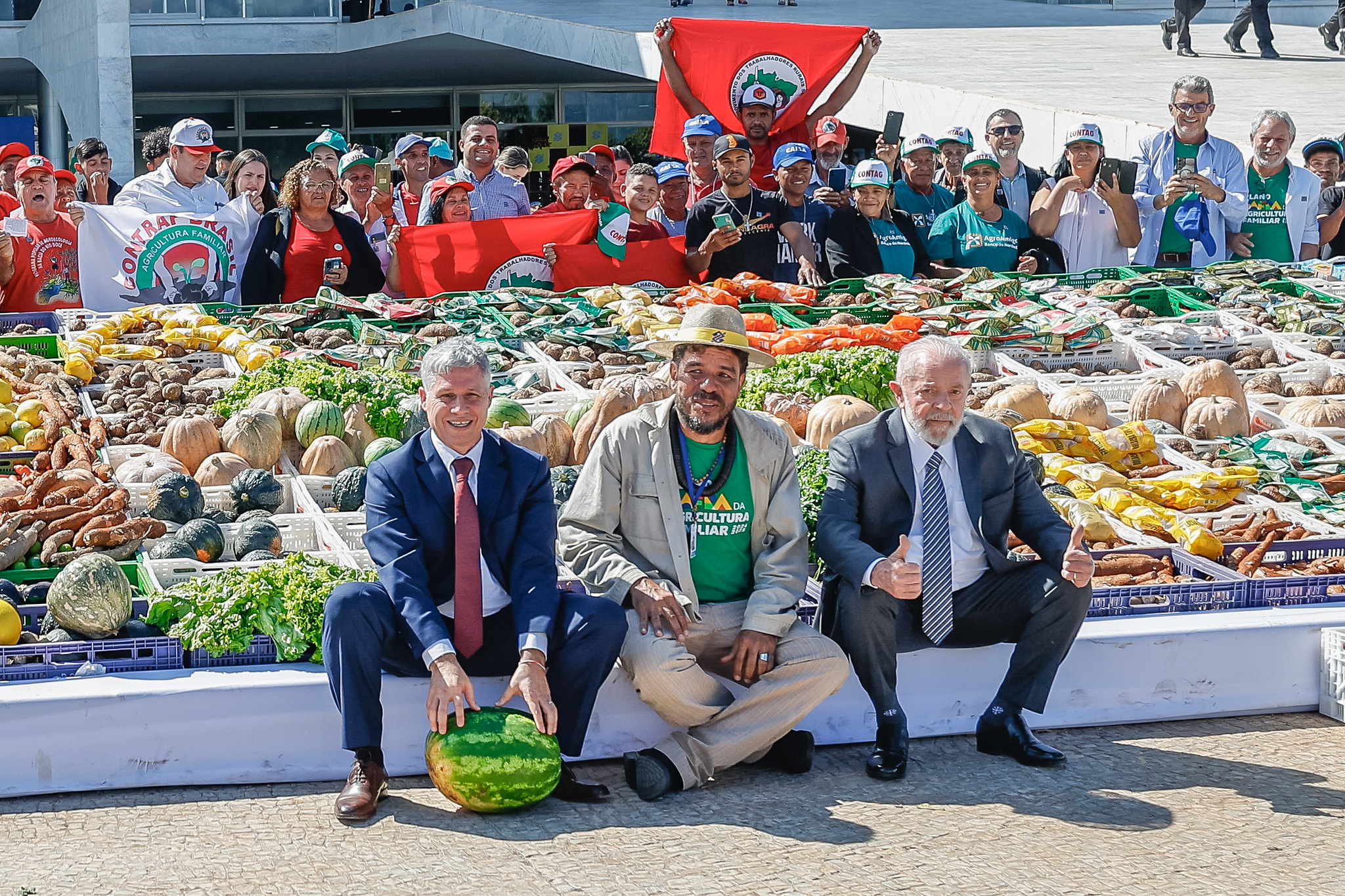 Lula anuncia novos assentamentos e crédito para reforma agrária do MST