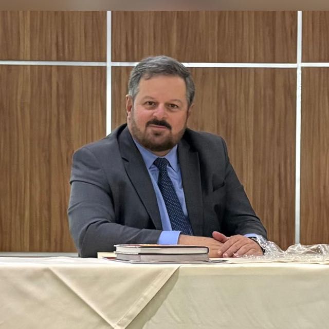 Quem julga não investiga