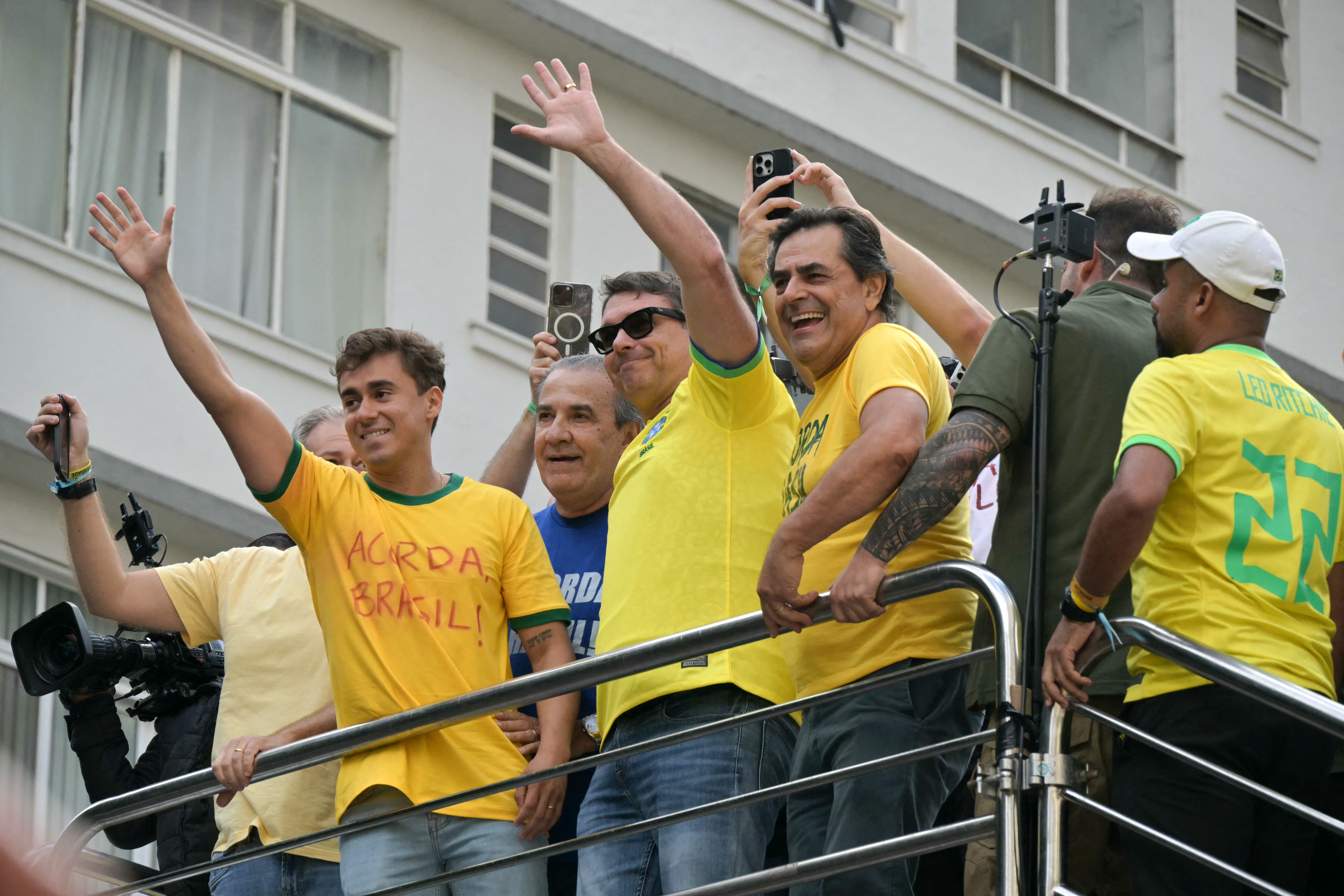 Contatos de Nikolas e Flávio Bolsonaro são encontrados no celular de ...