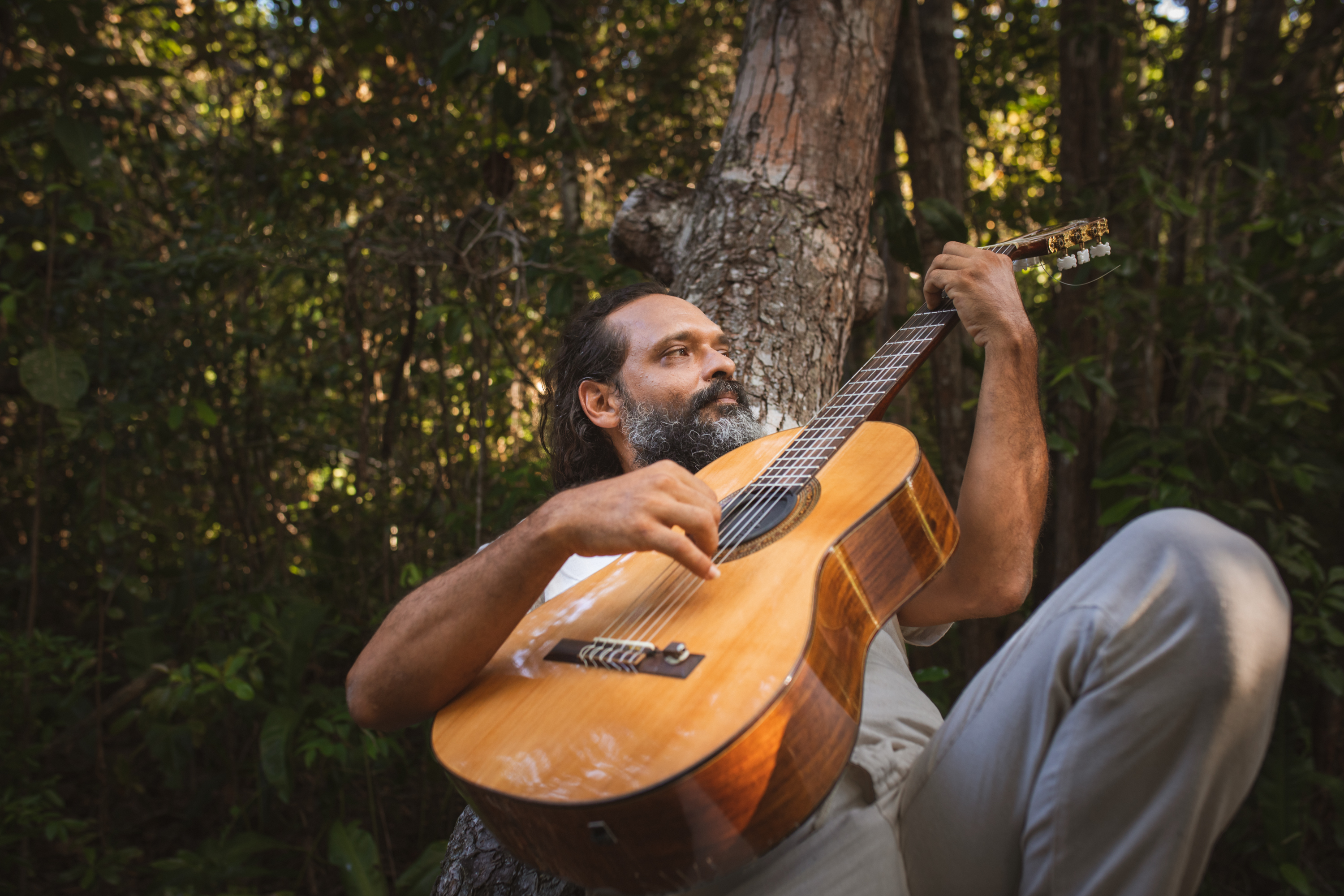 Isaac Moreira apresenta show em Salvador que une violão e ritmos afro