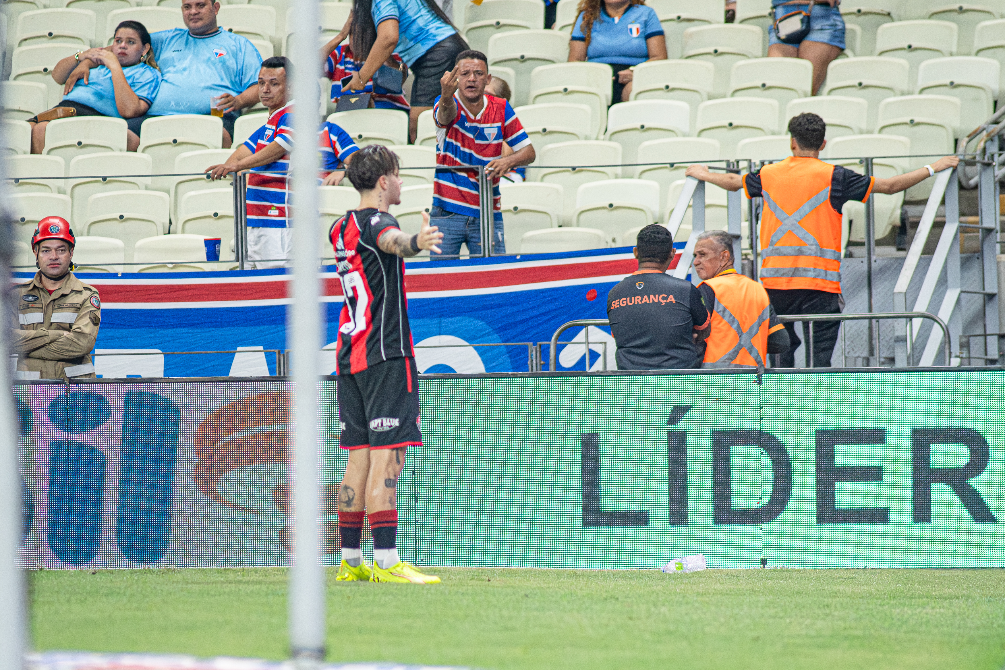 Reserva de luxo, Diego Tarzia marca golaço e vira herói no Vitória