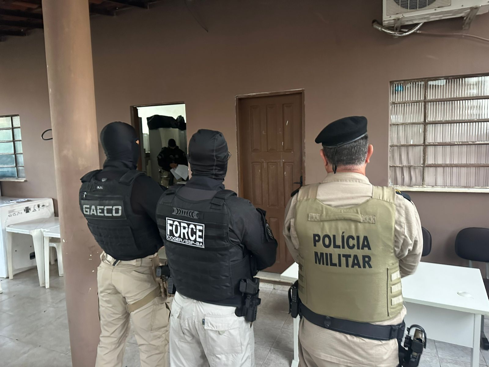 Três PMs são alvo de operação por homicídio e fraude fiscal na Bahia