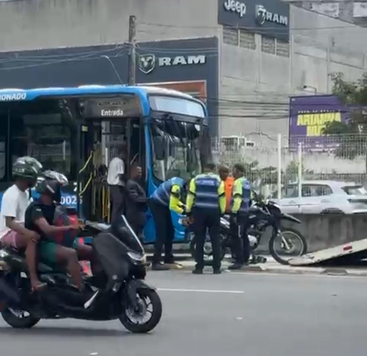 Vídeo: BRT atinge motociclista em faixa exclusiva na Avenida ACM