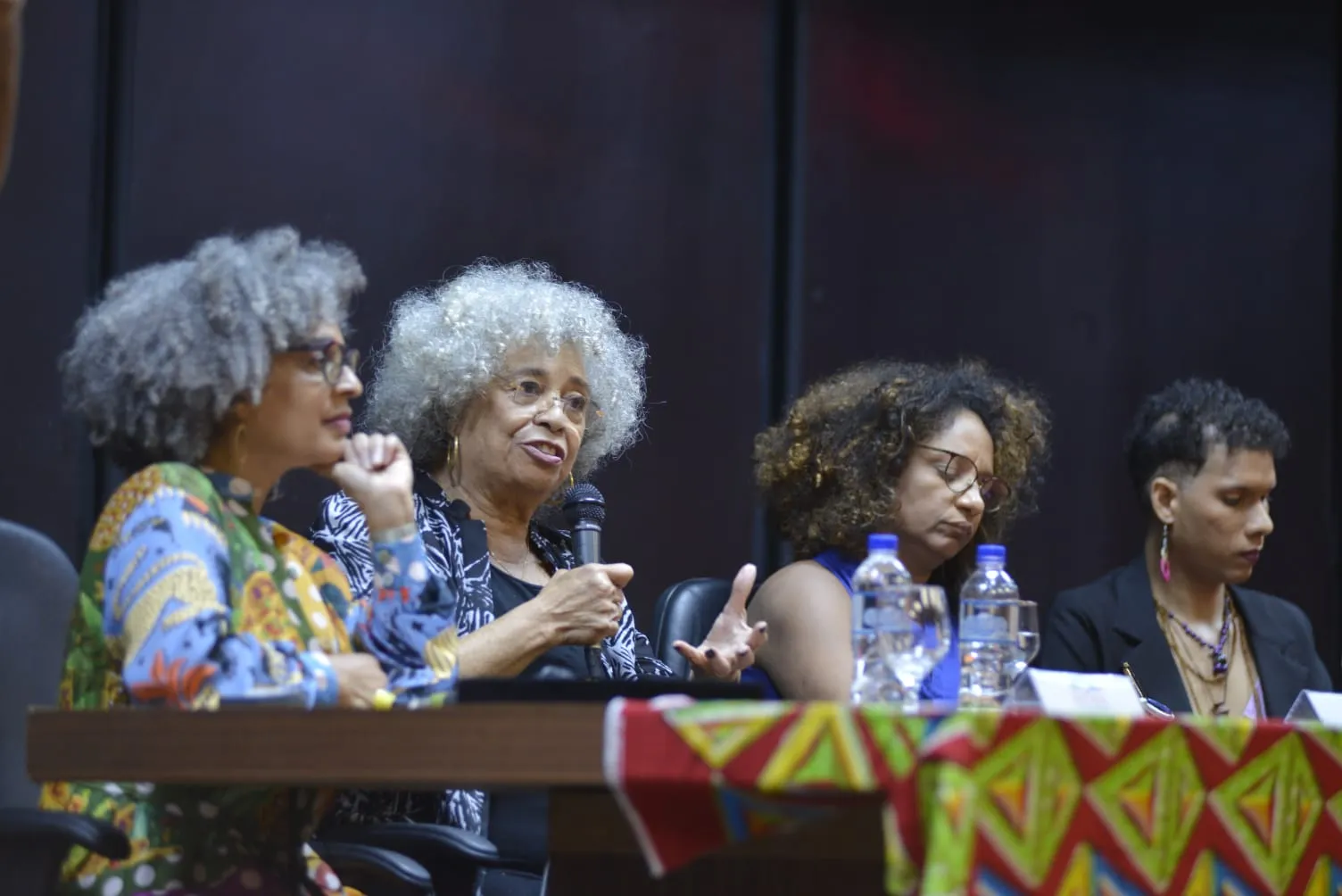 Angela Davis prega feminismo abolicionista e justiça sem vingança | A TARDE
