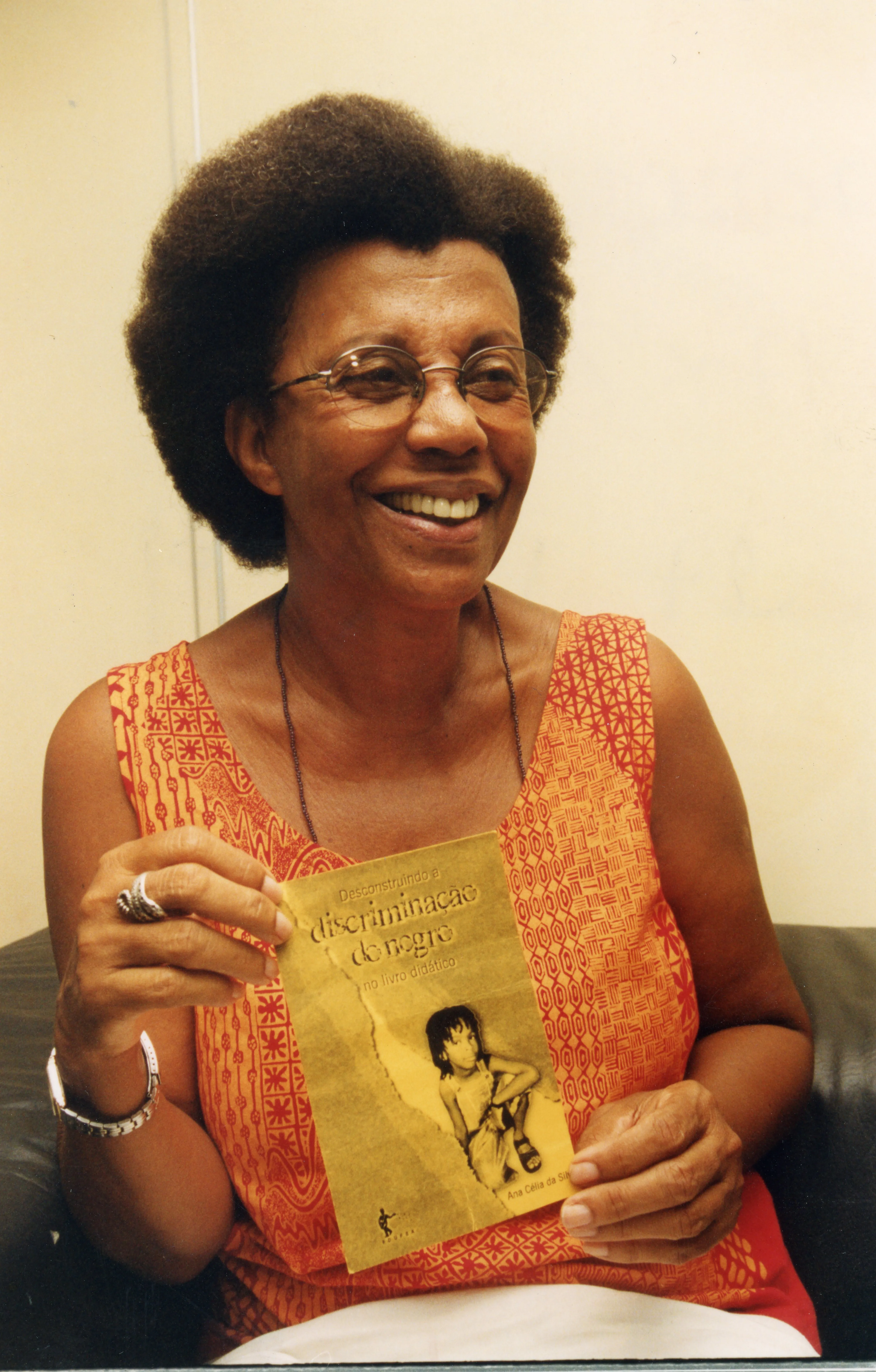 Combate ao racismo é marca da trajetória de Ana Célia da Silva | A TARDE