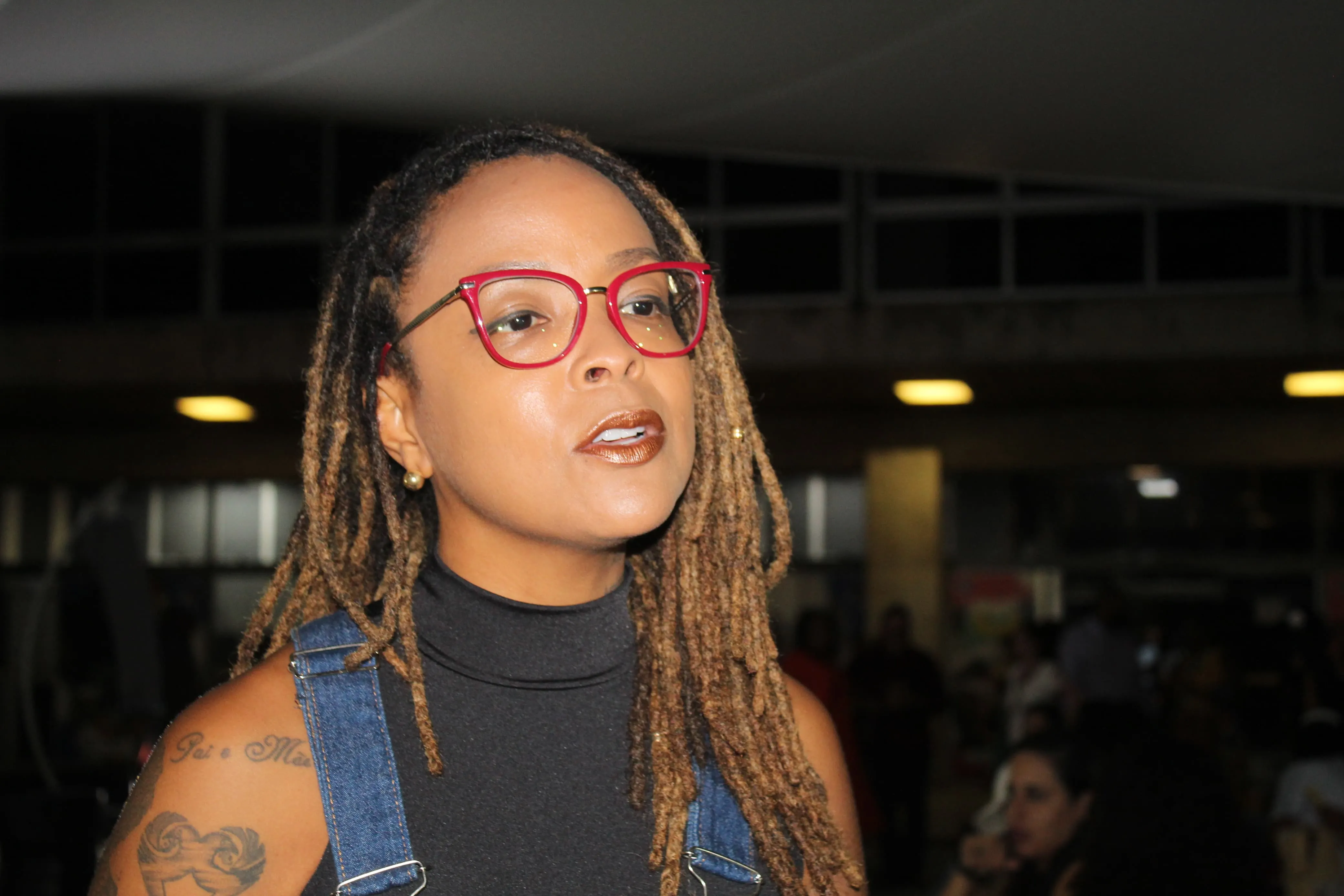 Bárbara Carine autografa livro em lançamento na Biblioteca Centra | A TARDE